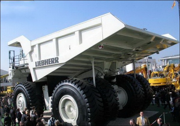 Liebherr redesigns T 282 haul truck ~ MegaMachine